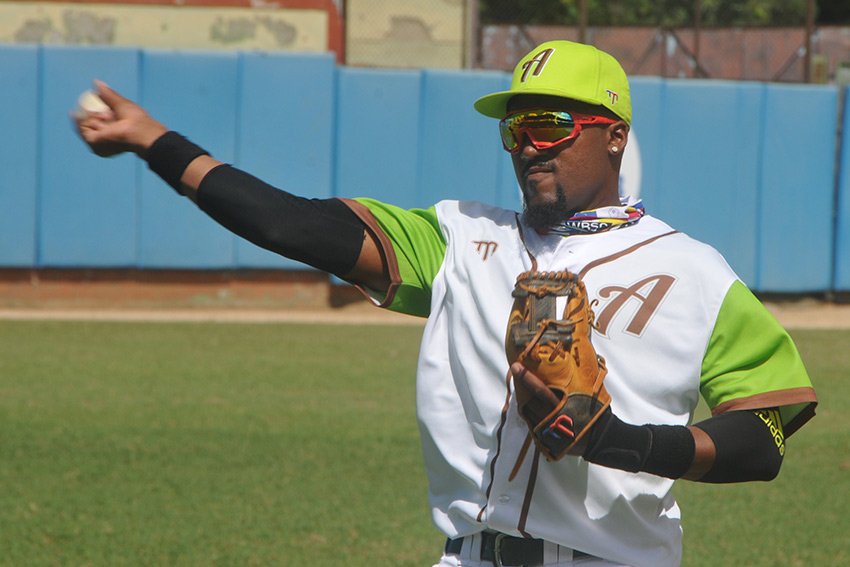 Denis Peña viste de superhéroe en tarde de lujo para Frederich Cepeda